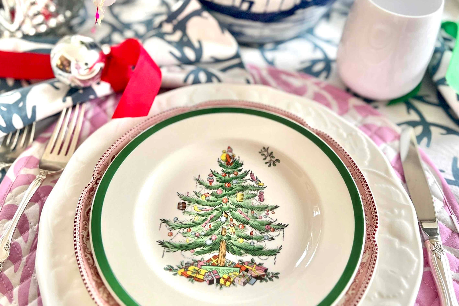 How to Style Spode Christmas Tree China | Holiday Tablescapes – Hen ...